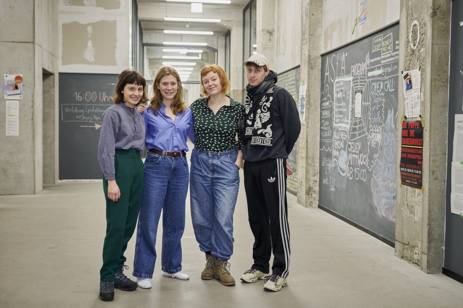 Vier Schauspielstudierende der Hochschule für Schauspielkunst „Ernst ...